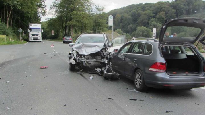 UPDATE: Ein Verletzter und vier demolierte Pkw