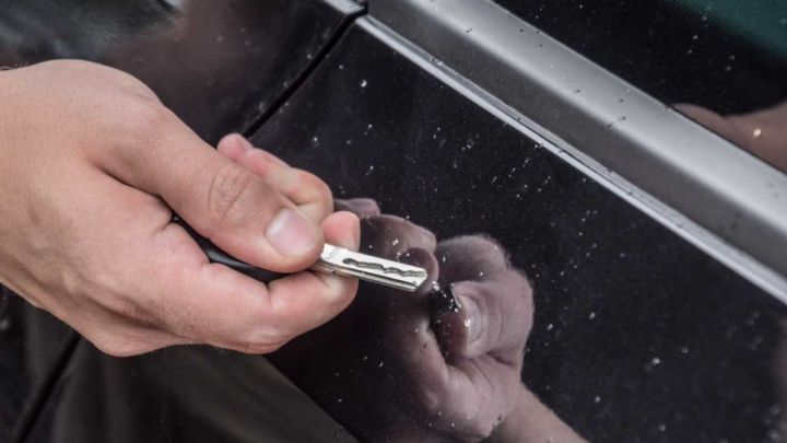 Auto komplett zerkratzt