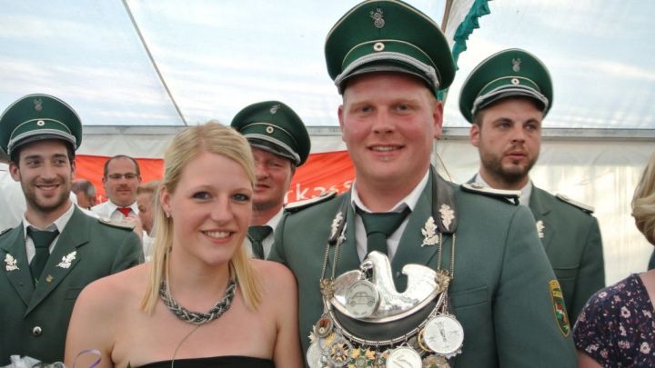 Neger feiert zwei neue Majestäten