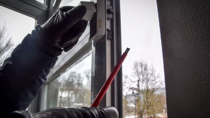 Kraghammer: Einbrecher scheitern an Firmenfenster