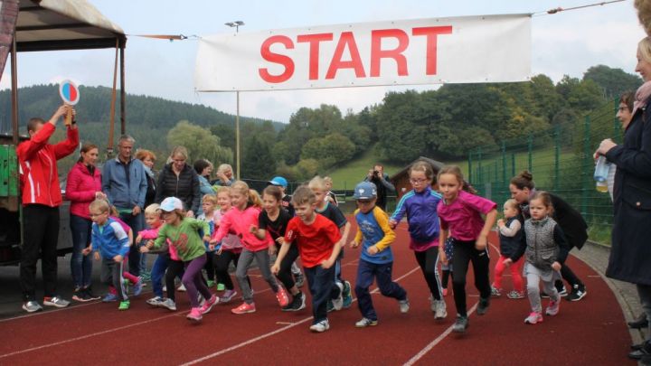 Rund 300 Teilnehmer starten beim Herbstwaldlauf in Fretter