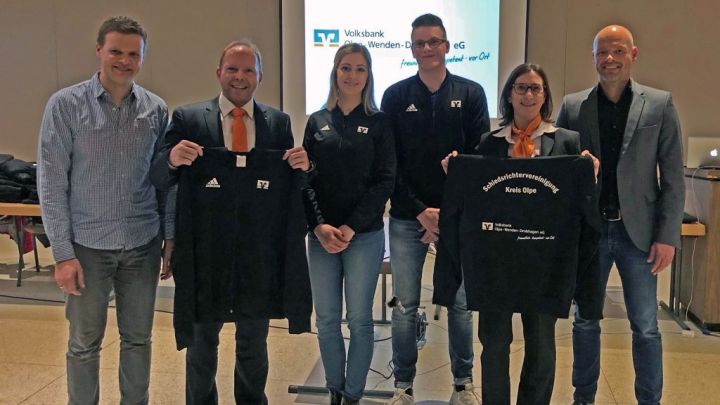 Schiedsrichter im Kreis mit neuer Präsentationsjacke