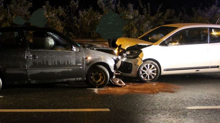 Autos prallen auf Meggener Straße frontal zusammen