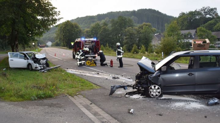 Frontalzusammenstoß: Zwei Personen schwer verletzt