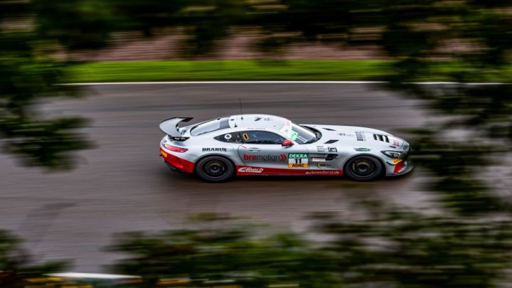 Jan Philipp Springob auf dem Treppchen bei der ADAC GT4