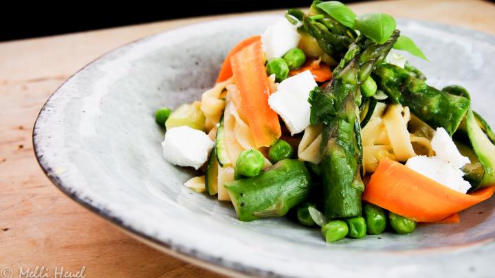 Frühlingsfrische One Pot Pasta mit Spargel von Melli Heuel