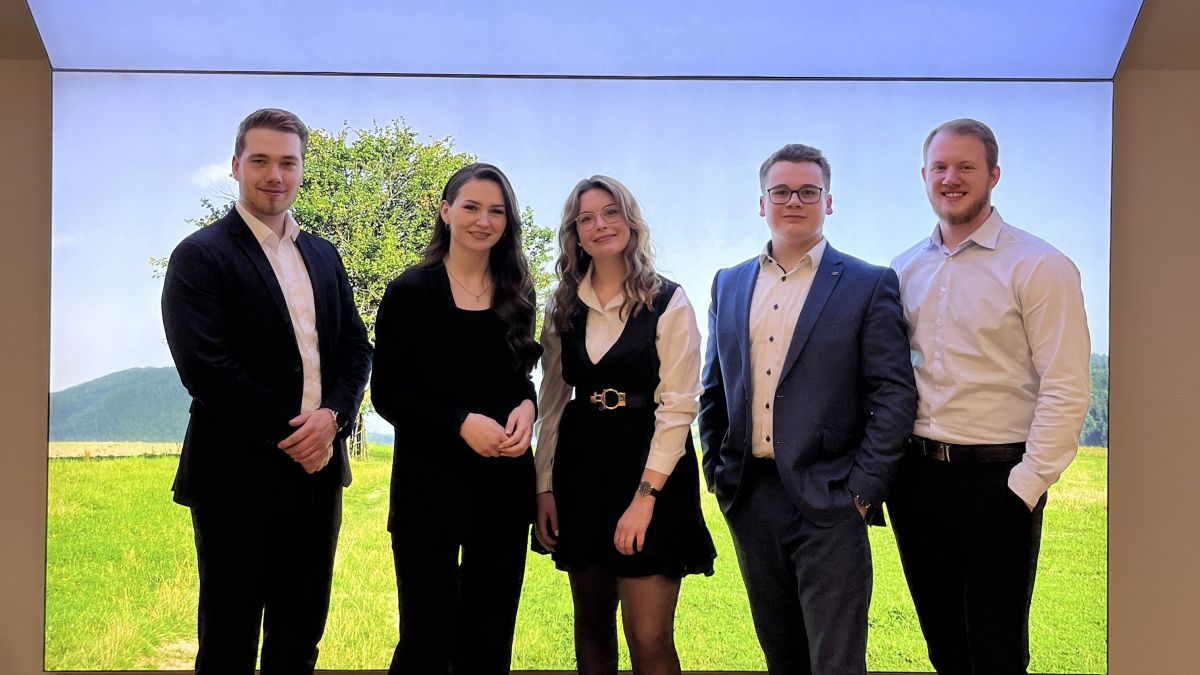 Auszubildende der Volksbank Sauerland bestehen