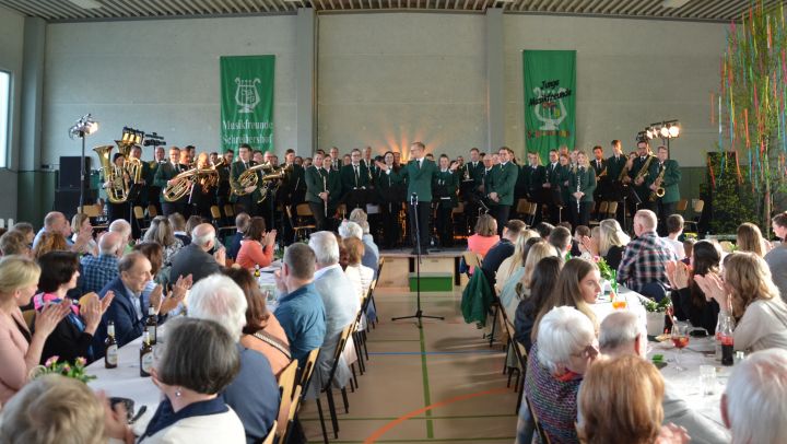 Mit den Musikfreunden Schreibershof in den Mai getanzt