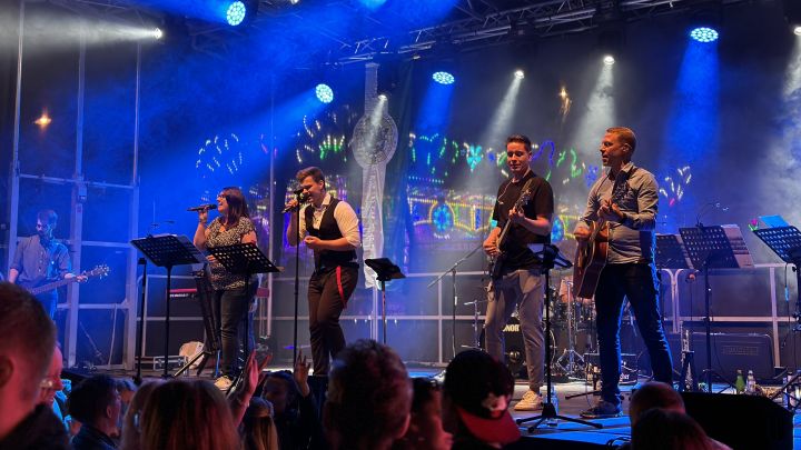 „Over And Out“: Partyband „Surround Sound“