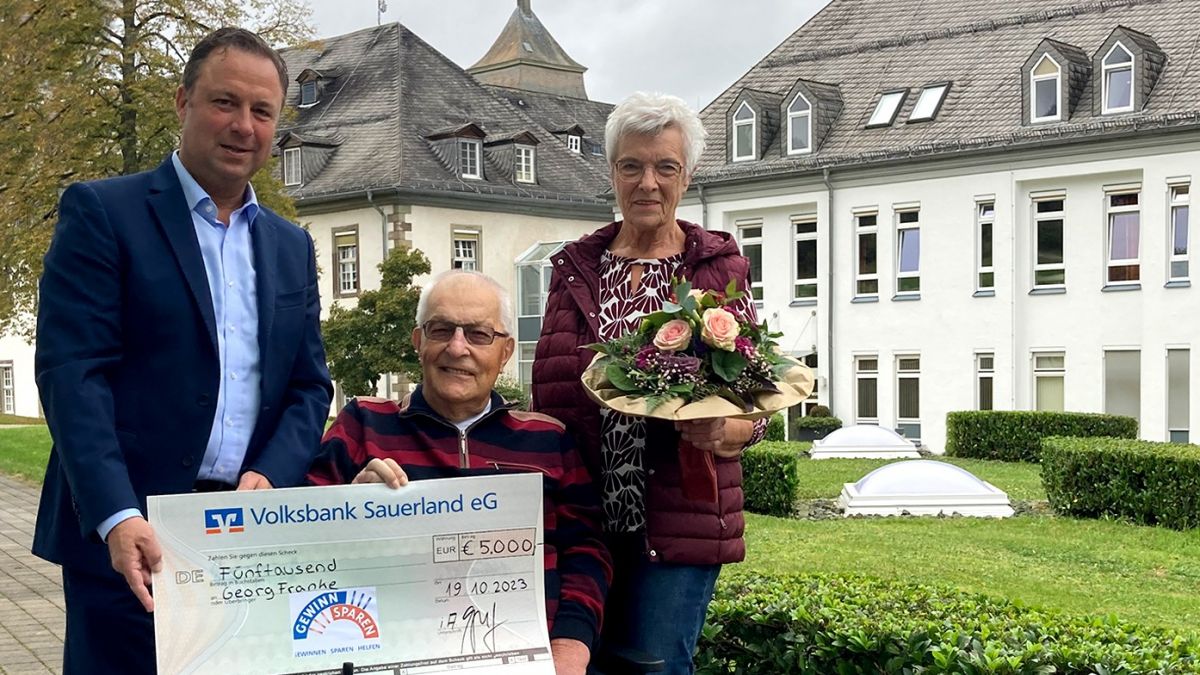 Ehepaar aus Schönholthausen mit 5.000 Euro-Scheck