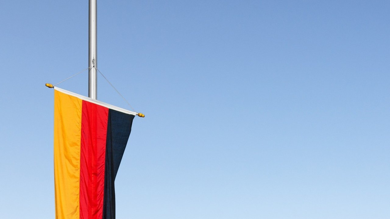 Gedenken an NS-Opfer: Flaggen auf Halbmast