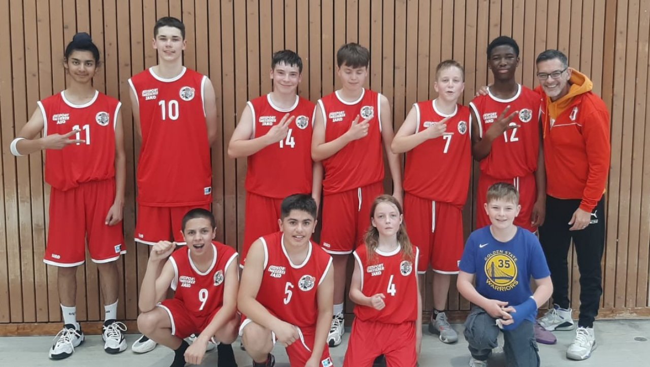 U14 der BG Olpe/Siegen kehrt mit Siegerpokal aus Leverkusen