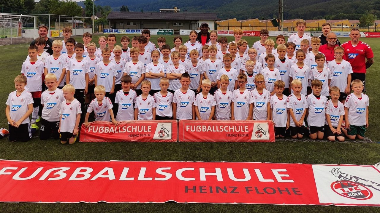 Fußballschule des 1. FC Köln begeistert Kinder der SG