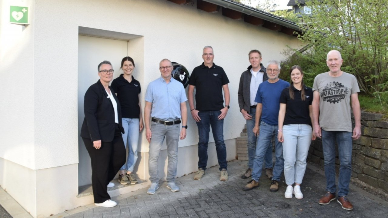 Neuer Defibrilator am Heldener Dorfhaus „Alte Feuerwehr“