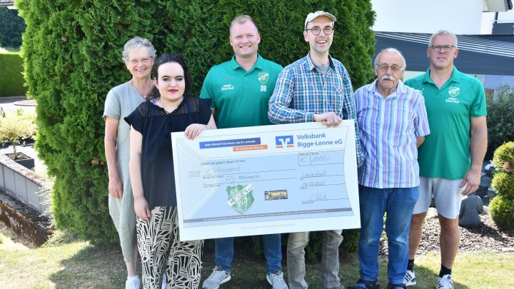 Aufstiegsfeier des SV Heggen bringt 1.000 Euro für AG
