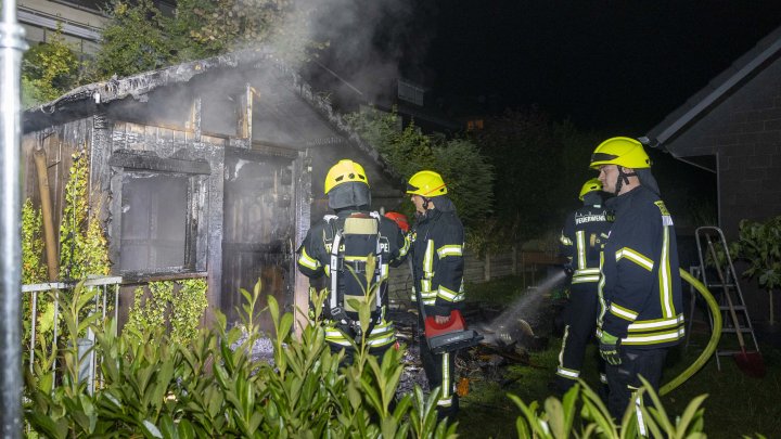 Feuerwehr löscht brennende Gartenhütte in Olpe-Rhode