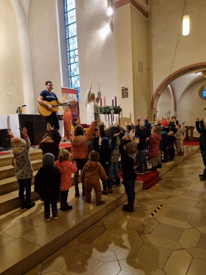 Kinderstimmen in der Kirche St. Johannes Nepomuk in